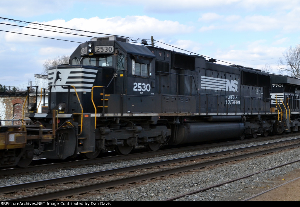 NS SD70 2530 trails on 20W